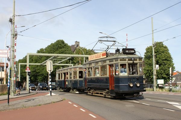 Blauwe trams op straat voor laatste TS-rit - Haags Openbaar Vervoer Museum
